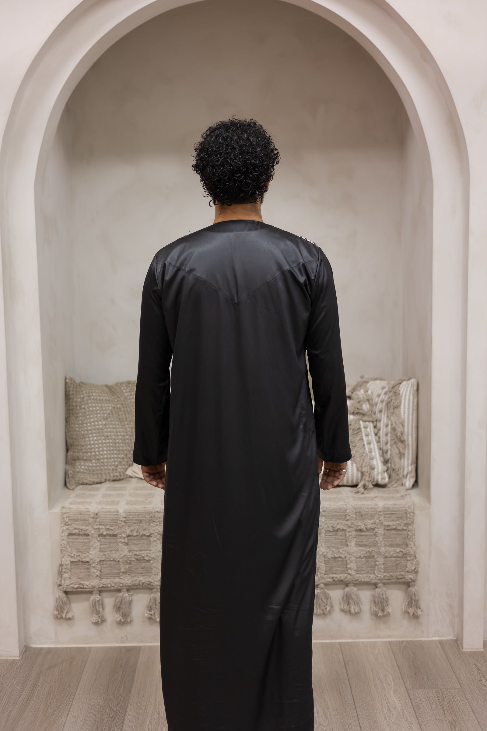 Palestinian Style Emirati Thobe with Shemagh / Keffiyeh / Imamah Desig